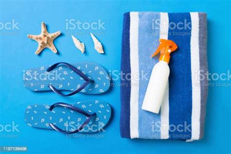 해변 플랫 레이 액세서리의 상단보기 조개 불가사리 수건 및 플립 플롭과 복사 공간이있는 컬러 배경의 선스크린 병 0명에 대한 스톡 사진 및 기타 이미지 Istock