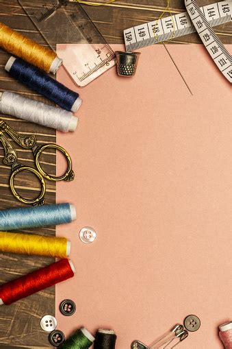 나무 테이블에 색색의 실 단추 줄자 가위 투명 자 및 기타 도구의 많은 스풀이있는 재봉 용품의 구성 0명에 대한 스톡 사진 및 기타 이미지 Istock