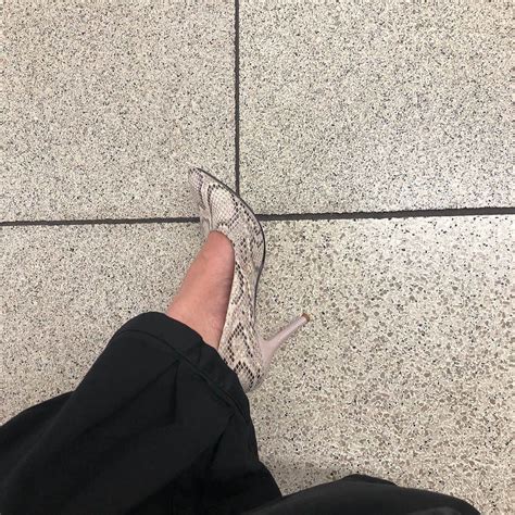 白川りささんのインスタグラム写真 白川りさinstagram「歩いてたらパンプスのヒールおもいっきりバッキリ折れたぁぁぁ‼︎‼︎