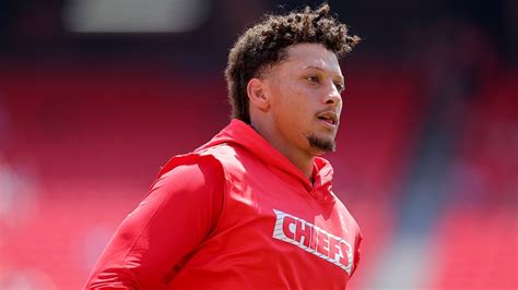 Patrick Mahomes Shocks Chiefs Crowd With Ridiculous Behind The Back