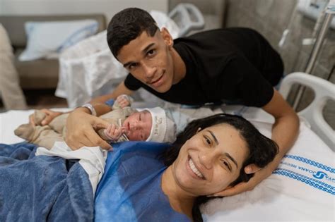 Секс символ ЧС 2022 влаштувала прогулянку у спідниці з розрізами на стегнах вона без білизни