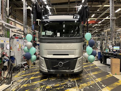 Volvo Fh Aero Już W Seryjnej Produkcji Szary Dół Lusterka I Osłona