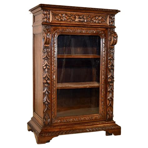 Bibliothèque française d époque Louis Philippe du ème siècle en chêne rayé En vente sur stDibs