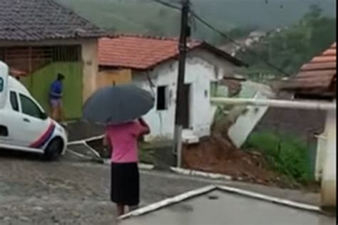 Vídeo registra momento em que casa desaba na BA após chuva intensa