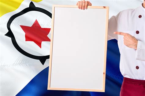 보네르 국기 배경에 빈 화이트 보드 메뉴를 들고 요리사 텍스트에 대 한 균일 한 포인팅 공간을 착용 요리 고급 요리에 대한 스톡 사진 및 기타 이미지 Istock