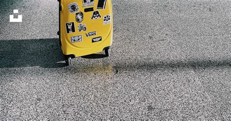 바닥 위에 앉아있는 노란색 수하물 조각 사진 Unsplash의 무료 Украина 이미지