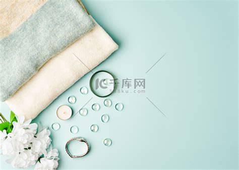 平躺的女人配饰，在柔和的蓝色桌子上放着毛衣，复制空间。高清摄影大图 千库网