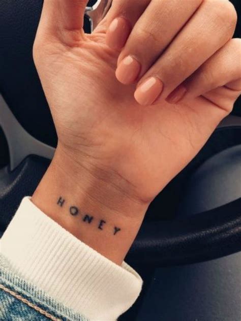 Tatouage poignet plus de modèles qui nous inspirent Tatouage poignet Petit tatouage