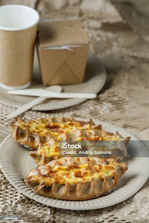 핀란드 전통 페이스트리 또는 피로그 카렐리안 페이스트리 카렐리안 파이 또는 카렐리아 지역의 카렐리안 피로그 0명에 대한 스톡