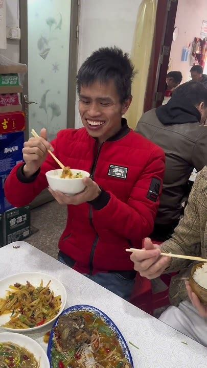 老表今天发工资了，发了4100，给家里寄了3200，自己留900，到饭店犒劳一下自己，希望他一直块乐。 打工人 Youtube