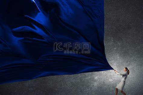拉扯衣物空白的横幅的年轻俏丽的女实业家高清摄影大图 千库网