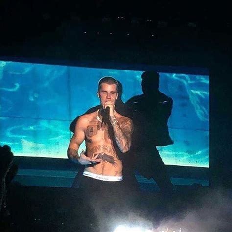 Justin Bieber Flaunts His Chiseled Abs Photosimagesgallery 69527