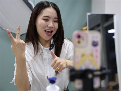 双十一静悄悄的直播间里，听障女主播们的打拼和被看见