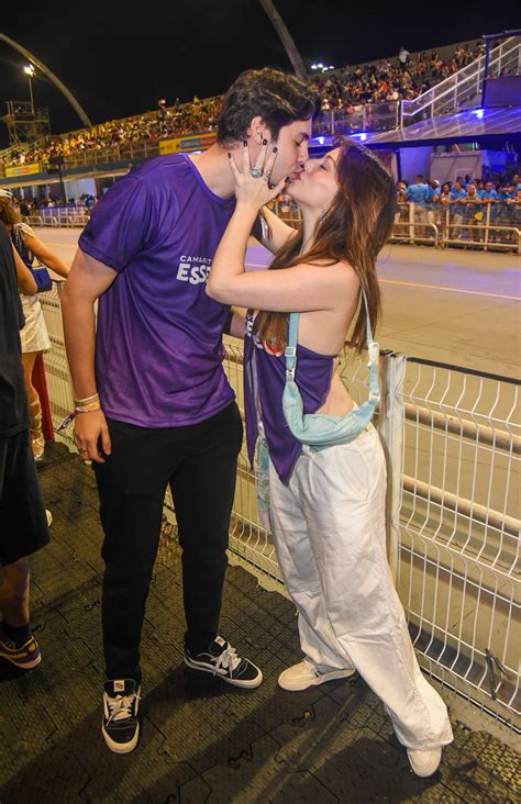 De fio dental Yasmin Brunet renova o bronzeado em praia do Rio vídeo