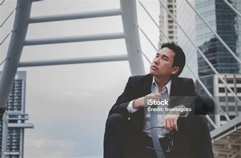 실업 실업자 위기 누가 경기 침체 스트레스와 일자리를 잃고 절망 사무실 사람들은 우울한 상황에서 스트레스를 느낍니다 중년