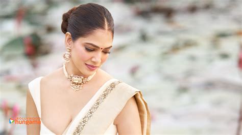 Malavika Mohanan Wallpapers Malavika Mohanan 2 36 Bollywood Hungama