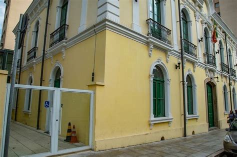 Entrada acessível no prédio da antiga Casa de Câmara e Cadeia Acervo