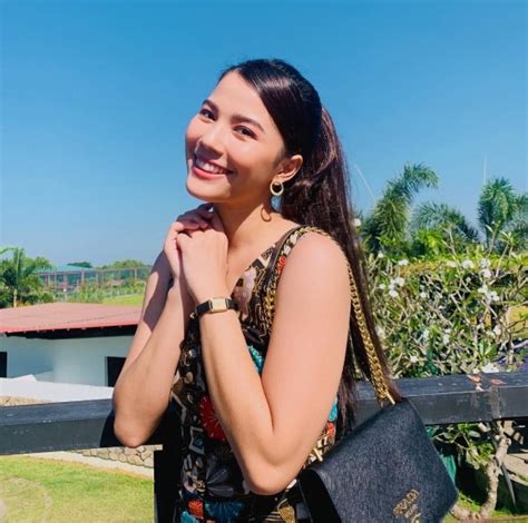 ပေါ့ပေါ့ပါးပါးဖက်ရှင်လေး ဝတ်ဆင်ကာ သားအမိနှစ်ယောက် ခပ်ချေချေလေး ရိုက