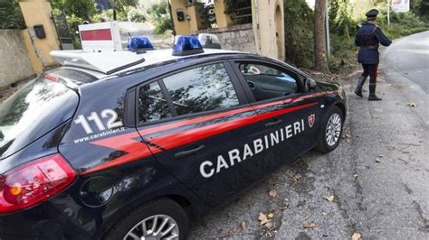 Uomo Minaccia Di Morte La Moglie E Il Figlio Maggiore Fai Sesso Con