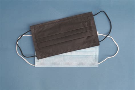 고무 귀 끈이있는 수술 용 마스크 입과 코를 덮는 전형적인 3ply 수술 마스크 박테리아에서 절차 마스크 보호 개념입니다 전염병