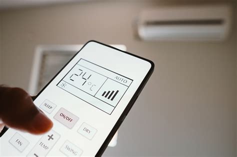 사람이 에어컨 리모컨으로 실내 온도를 조절합니다 Un에 따르면 지구는 대기 중 이산화탄소 농도가 가장 높으며 이는 온실 효과의 주요 원인으로 전 세계에 폭염을 일으킵니다