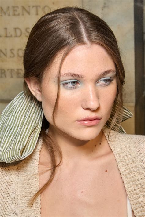 路易莎·贝卡里亚 Luisa Beccaria 2025春夏高级成衣秀后台妆容 Milan Spring 2025 天天时装 口袋里的时尚指南