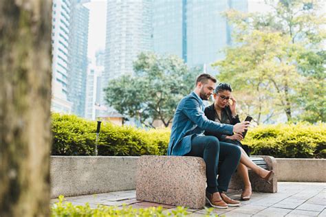 마시는 커피와 스마트 전화를 사용 하 여 휴식 시간에 두 사업 공원에 대한 스톡 사진 및 기타 이미지 공원 비즈니스 2명 Istock