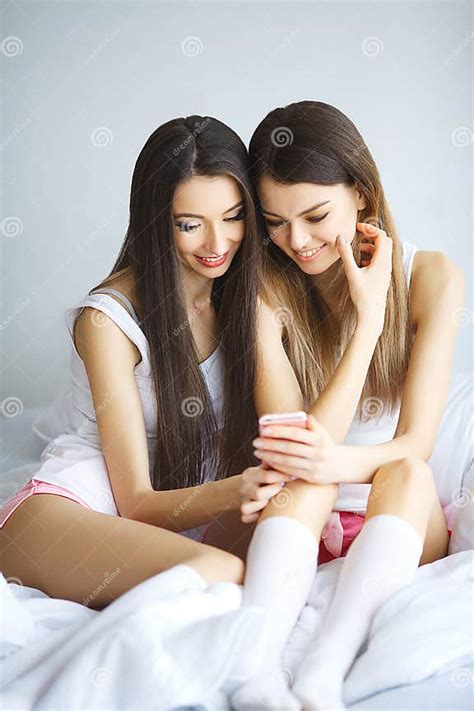 Dos Muchachas Calientes Que Mienten En Una Cama Que Toma Una Foto De