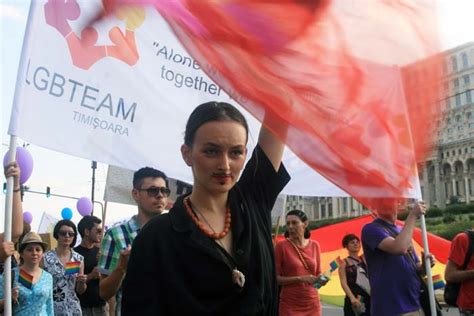 Homosexualii şi Lesbienele La Marş Cu Ambasadorul Sua Pe Lângă Casa