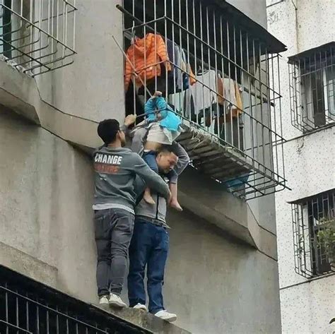 【视频】危险！小屁孩悬挂在防盗网，幸好，“托举哥”再现男孩孩子群众