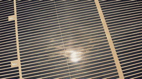 有关停車場 充电站 再生能源 可持续资源 垂直视频 城市 太阳能充电器 太陽能 太陽能板 替代能源 機動車 汽車 清澈