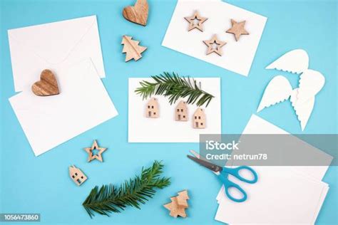 창의적인 취미 이랑입니다 내용 Diy 크리스마스 수 제 인사말 카드 장식입니다 크리스마스 선물 포장의 과정 0명에 대한 스톡 사진 및 기타 이미지 Istock