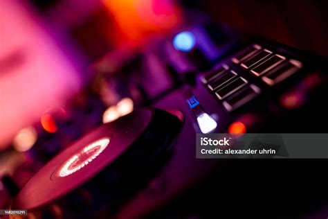 Dj는 나이트 클럽에서 회전 믹싱 및 스크래치 믹서에서 음악을 연주하는 Dj 근접 촬영 파티 0명에 대한 스톡 사진 및 기타