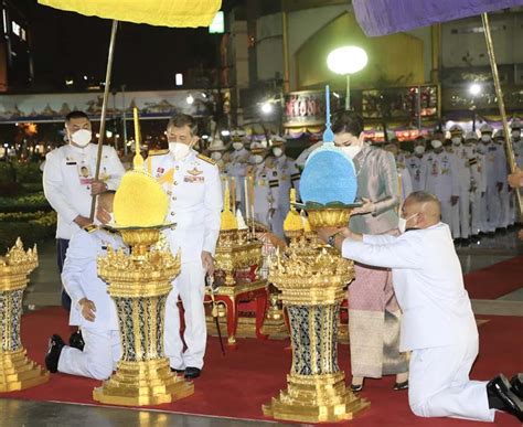 ในพระราชสำนัก ในหลวง พระราชินีเสด็จวางพุ่มดอกไม้ เนื่องในวันสมเด็จ