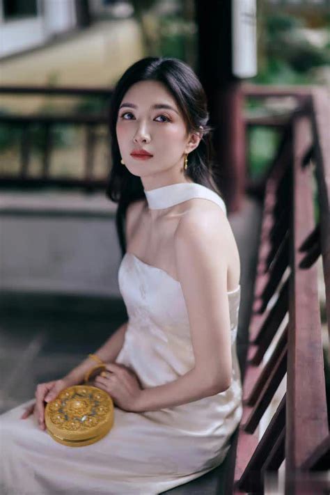 江疏影是懂得拿捏“新中式审美”的，撑蝴蝶伞戴黄金项链贵不可言