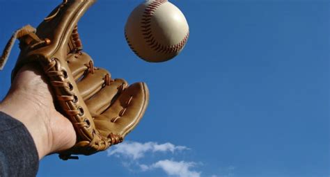 Reportero Atrapa Bola Durante Partido De Béisbol Video