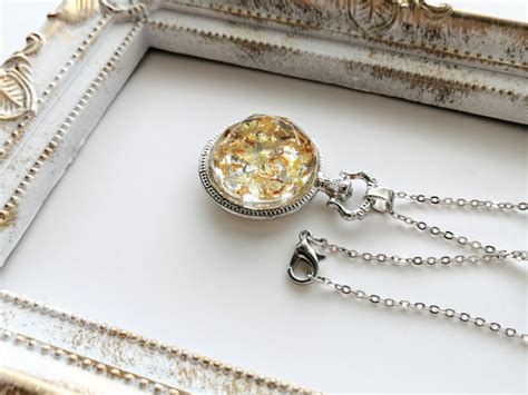 金木犀の懐中時計ネックレス レジン フラワー 宝石 ネックレス・ペンダント 華昇 優羽 通販｜creemaクリーマ 14766465
