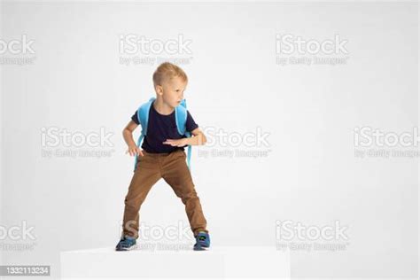 흰색 스튜디오 배경에 고립 된 귀여운 백인 유치원 소년의 초상화 광고용 복사 공간입니다 어린 시절 교육 감정 개념 4 5세에 대한 스톡 사진 및 기타 이미지 Istock
