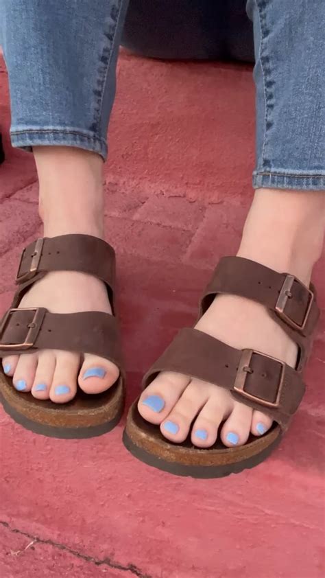 Toe Wiggles 🖤 Rbluetoenails