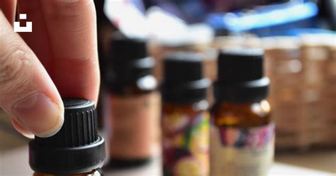 에센셜 오일 병을 만지는 손 사진 Unsplash의 무료 자연의 이미지