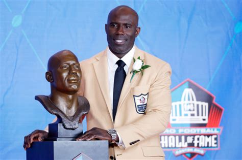 Nfl Hall Of Famer Terrell Davis Says He Was Handcuffed And Removed From
