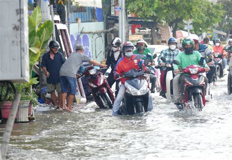 Người Dân Chật Vật Di Chuyển Trong Ngày Triều Cường Lên Cao