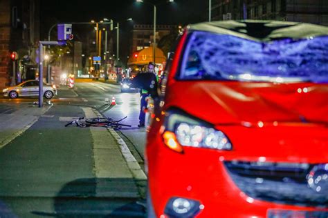 Nürnberg Radfahrer kollidiert bei Unfall mit Auto und wird Meter weit geschleudert