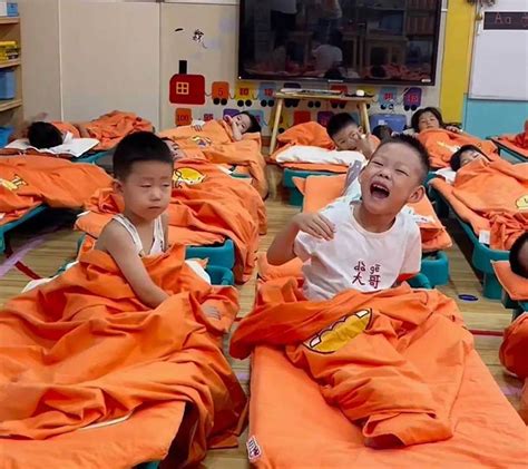 幼兒園老師誤發「午睡照」到家長群，家長怒了：不給解釋就要投訴 Jostnews