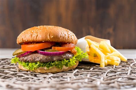 Burger de Vită cu Cartofi prăjiți Viva la Food
