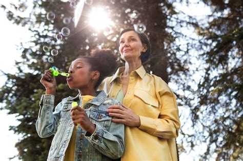 Mère Adoptive Passant Du Temps Avec Sa Fille Photo Gratuite