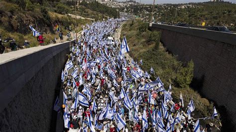 Manifestantes Inician Acampada Indefinida Contra Reforma Judicial En