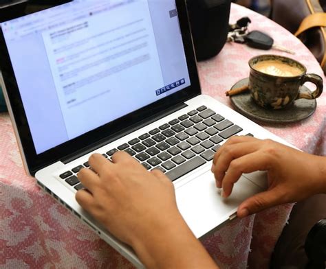 Laptop En La Mesa Foto Premium