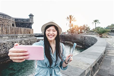 스마트폰으로 콘텐츠를 만드는 인플루언서 아시아 여성 새로운 트렌드 기술로 재미를 하는 중국 소녀 밀레니엄 세대 활동 직업 청소년 및 기술 개념 얼굴에 집중 인플루언서에 대한