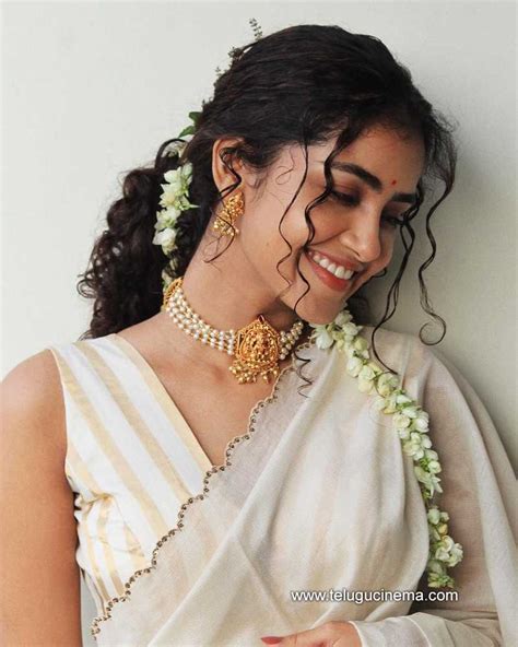 Anupama Parameswarans Onam 2022 Pose Telugu Cinema